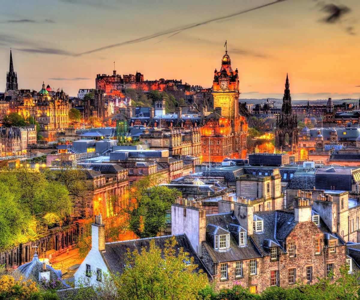 Your Guide to Visiting Edinburgh During The Edinburgh Festival - Hand ...